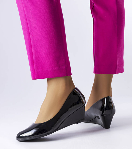 Czarne lakierowane balerinki na koturnie Casgra | Obuwie Gemre online